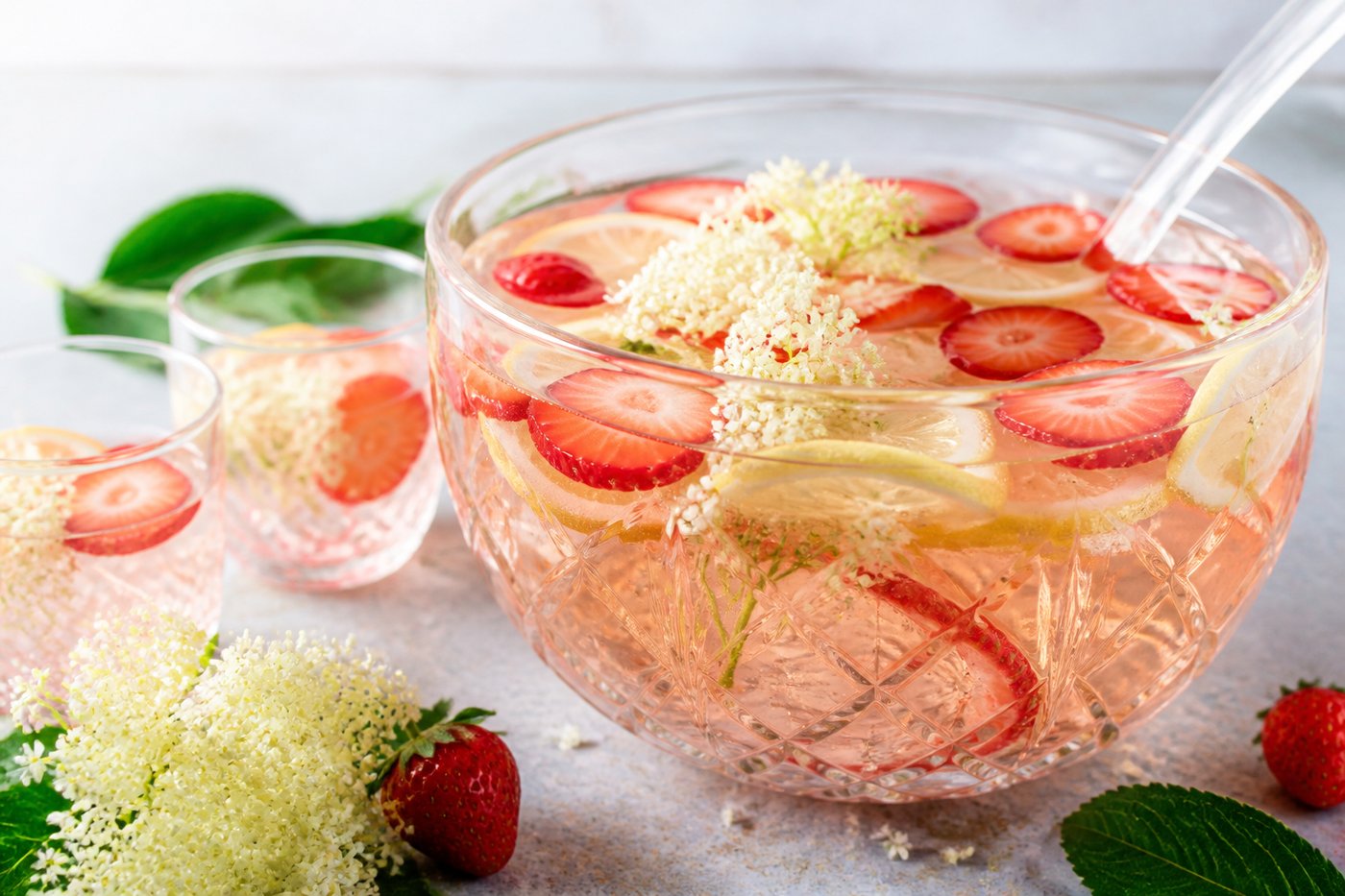 Sommerbowle mit Erdbeeren und Holunderblüten, in 5 Minuten gerührt ...